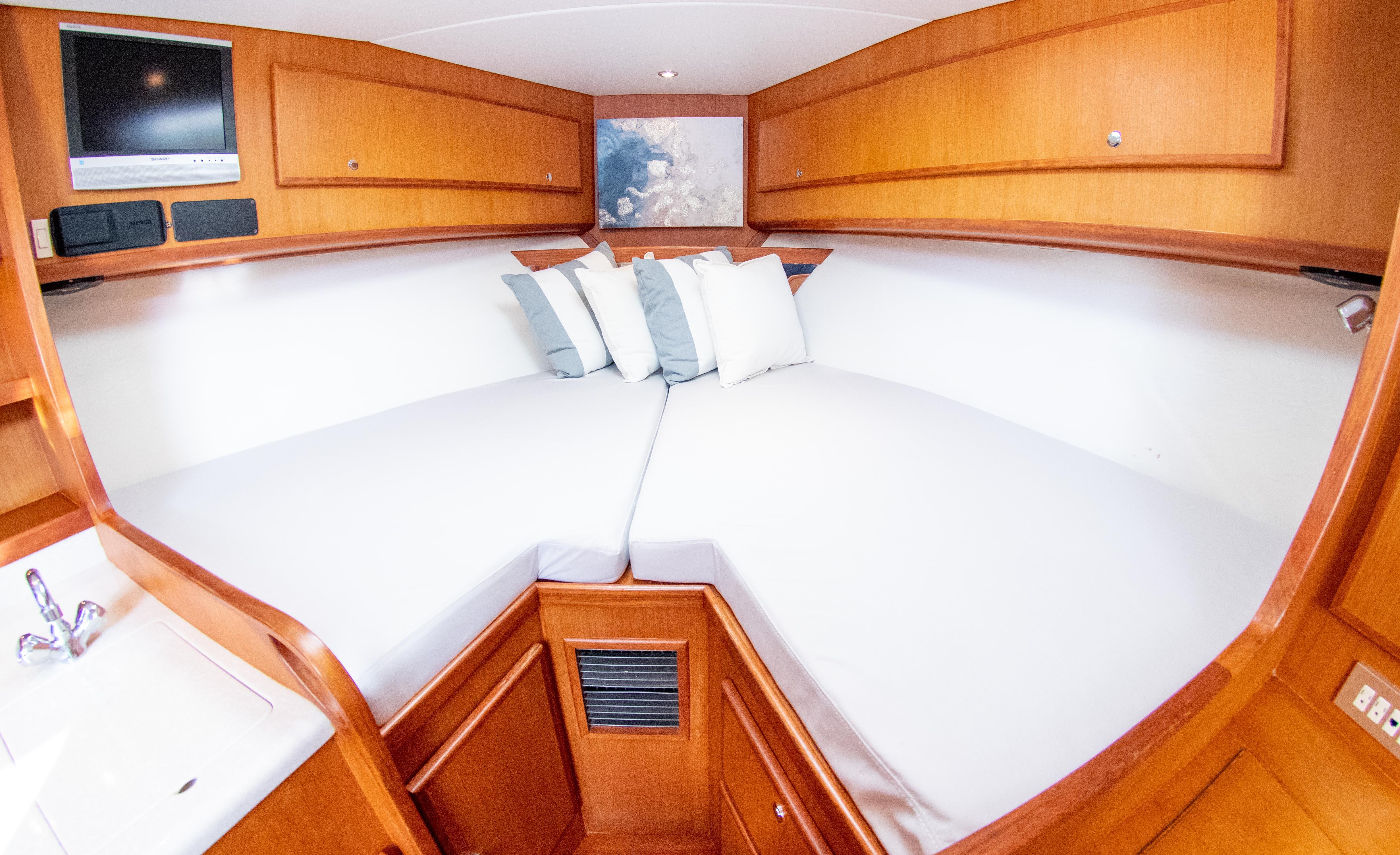 33 Topaz 2007 Rose Grey Fort Lauderdale, Florida Sold on 2022-08-18 by ...