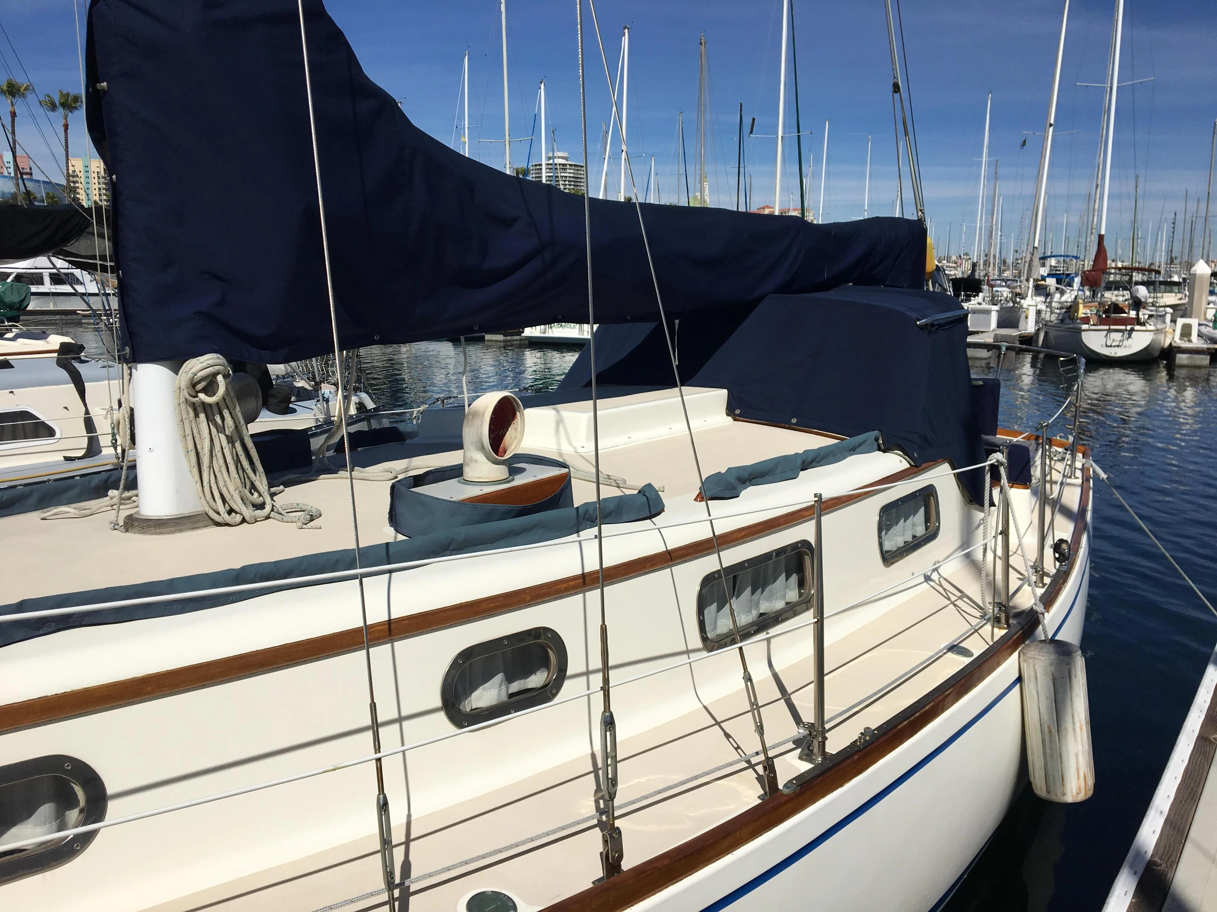32 Fuji 1977 Long Beach Sold on 2019-03-08 by Denison Yacht Sales