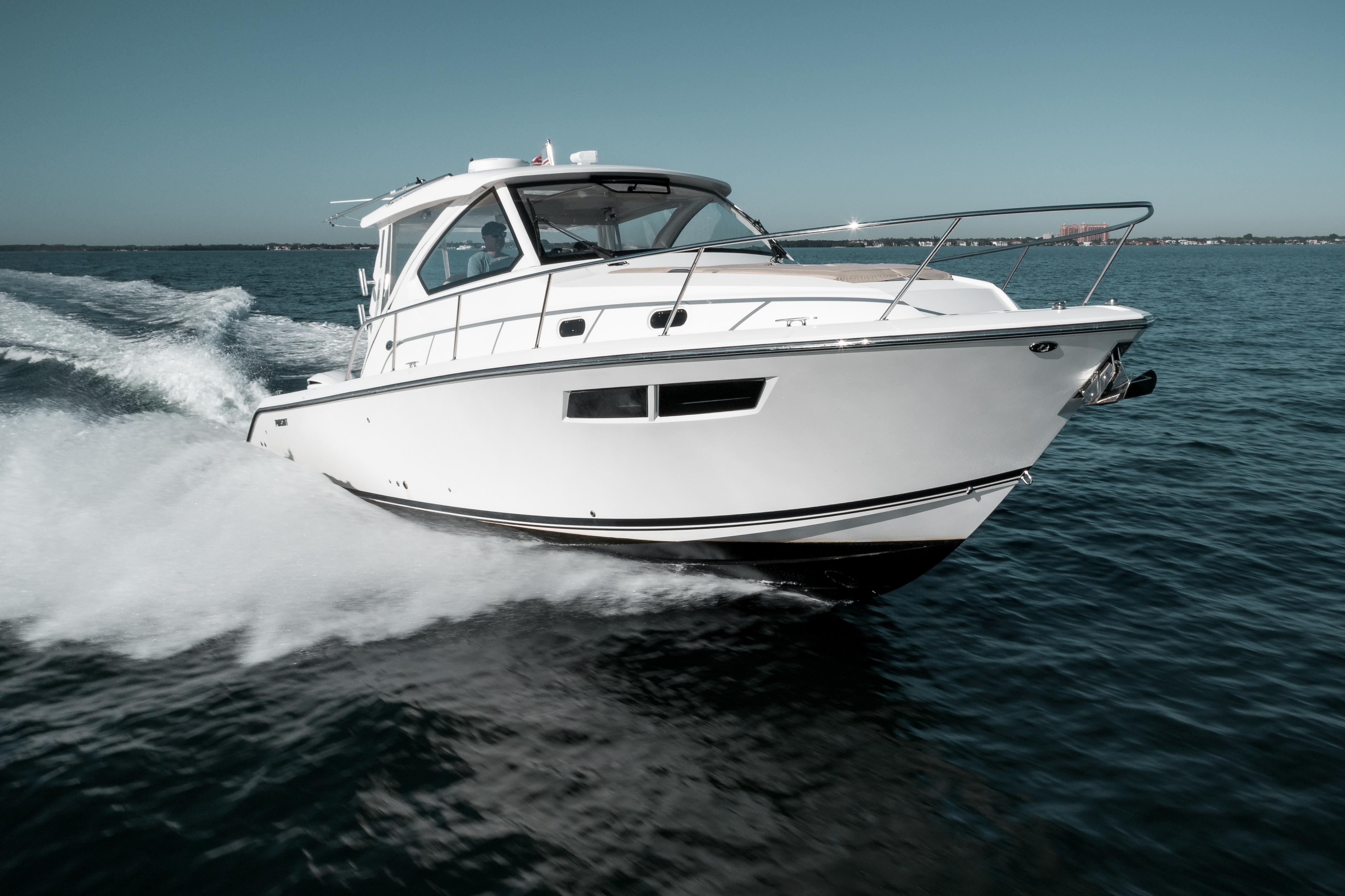 35 Pursuit 2016 Galatea Miami, Florida