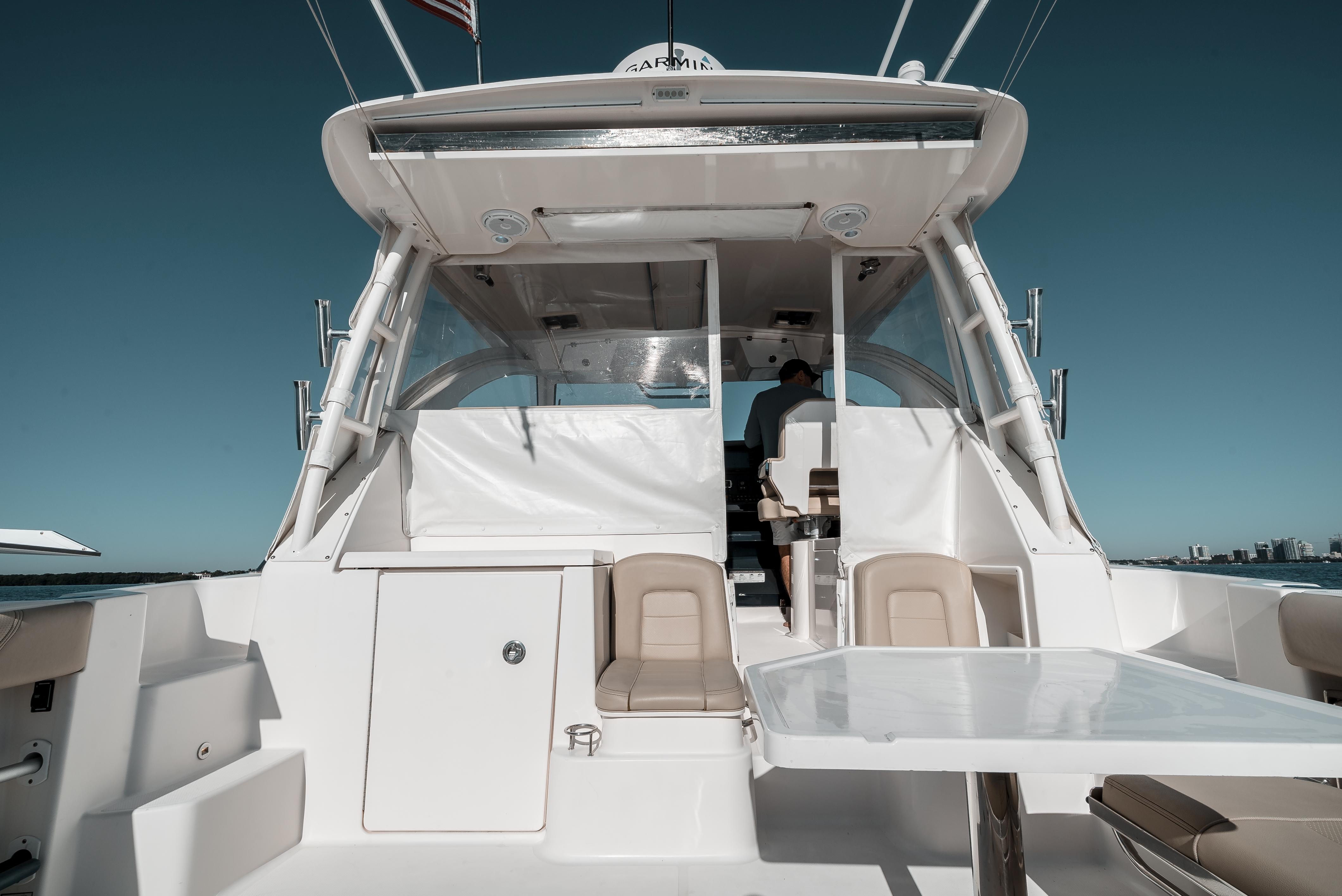 35 Pursuit 2016 Galatea Miami, Florida