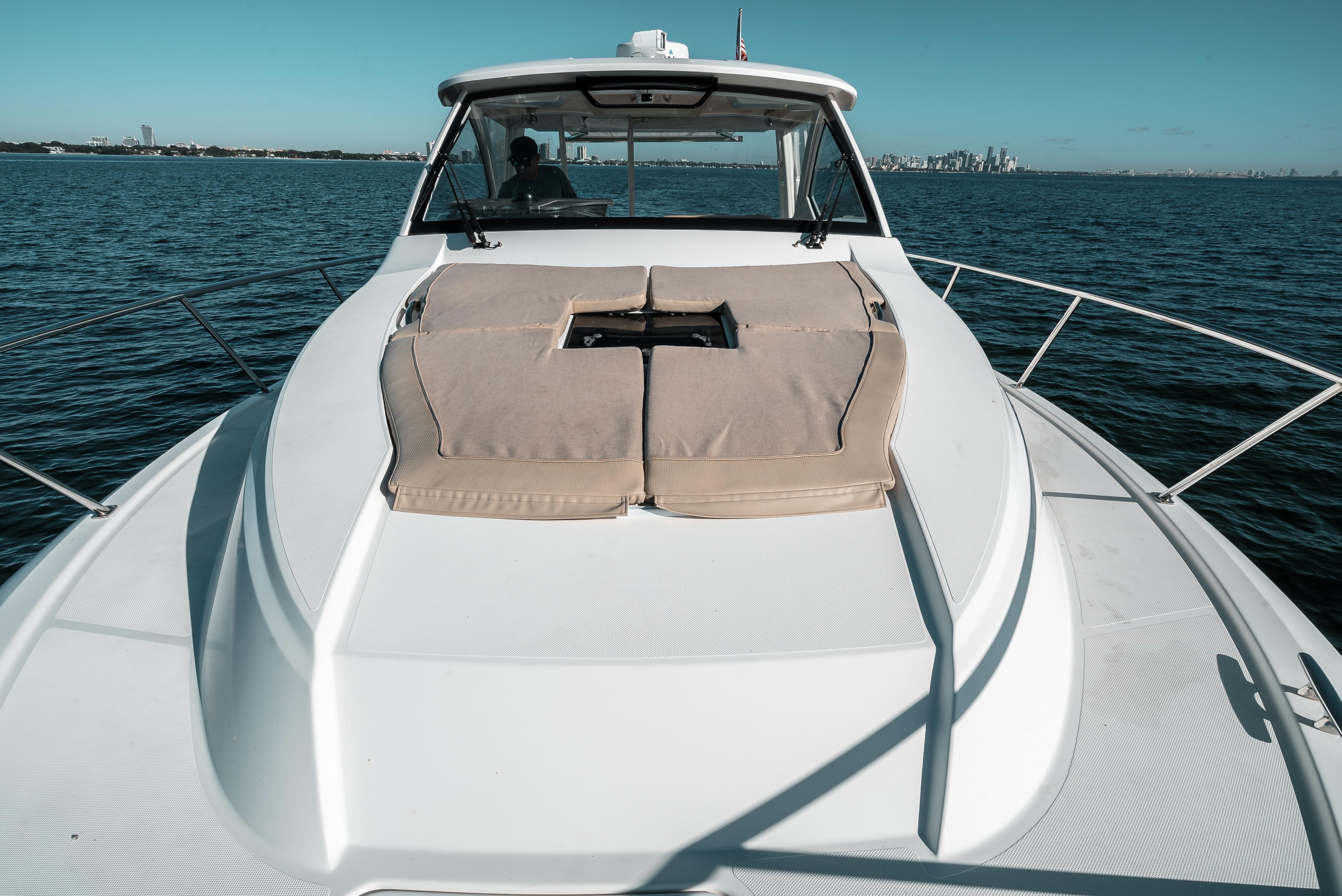 35 Pursuit 2016 Galatea Miami, Florida