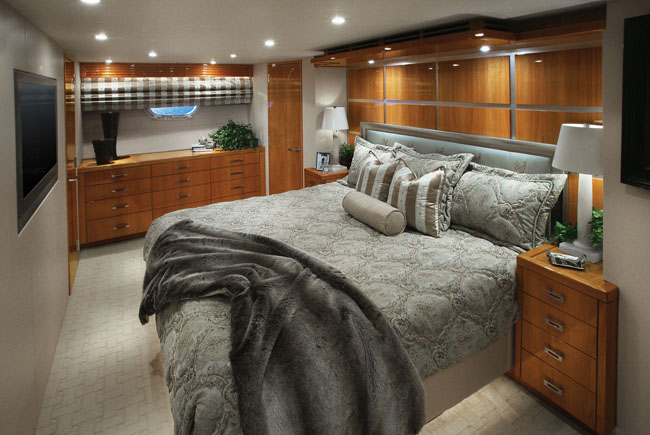 Hatteras 77 Convertible New Boat Dealer